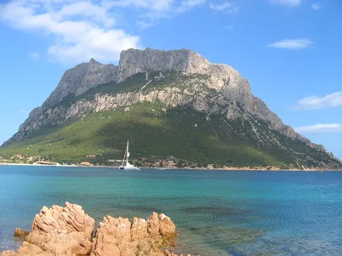 Tavolara, insula din largul coastelor Sardiniei care găzduieşte cel mai ...